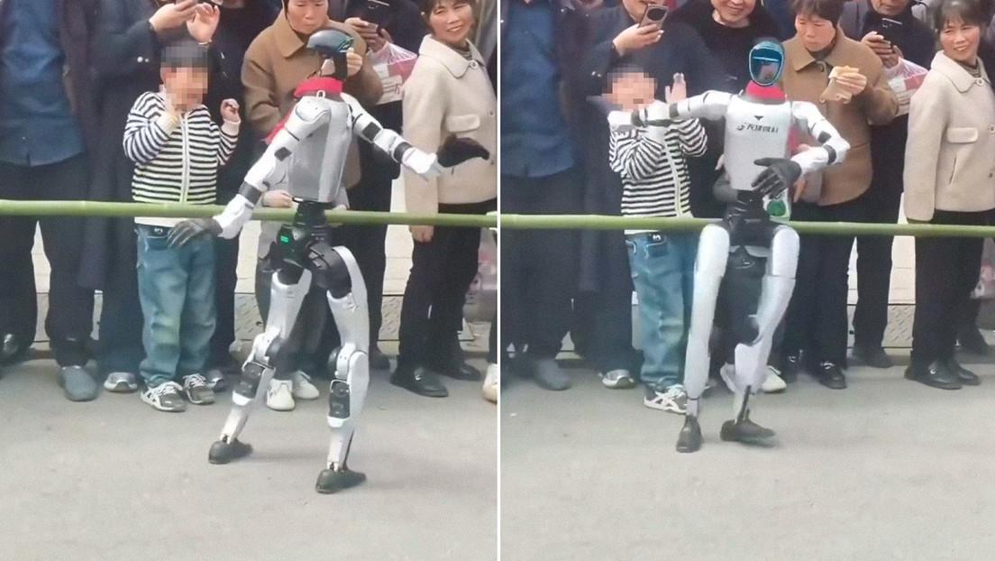 Robot humanoide se sale de control y golpea a un niño - ATB Digital